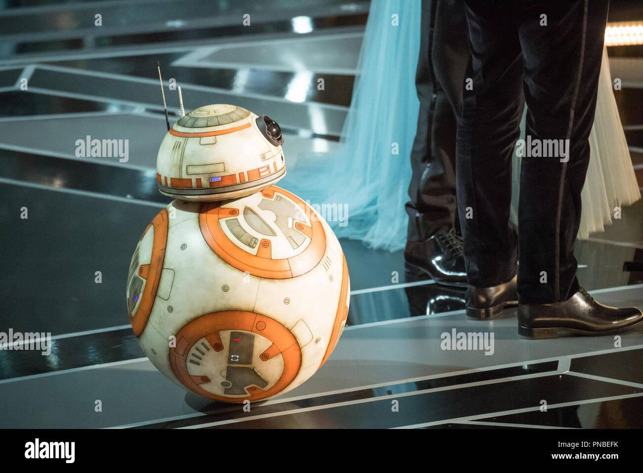 BB-8, Oscar Isaac, Mark Hamill and Kelly Marie Tran present the Oscar ...