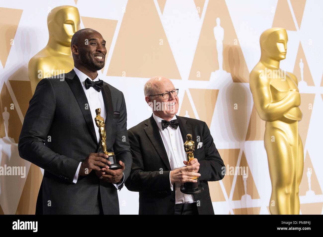 Kobe Bryant and Glen Keane pose backstage with the Oscar® for best ...