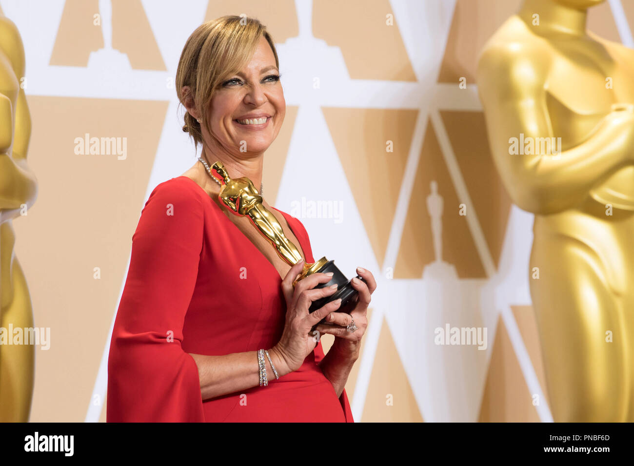 Allison Janney poses backstage with the Oscar® for Best Performance by ...
