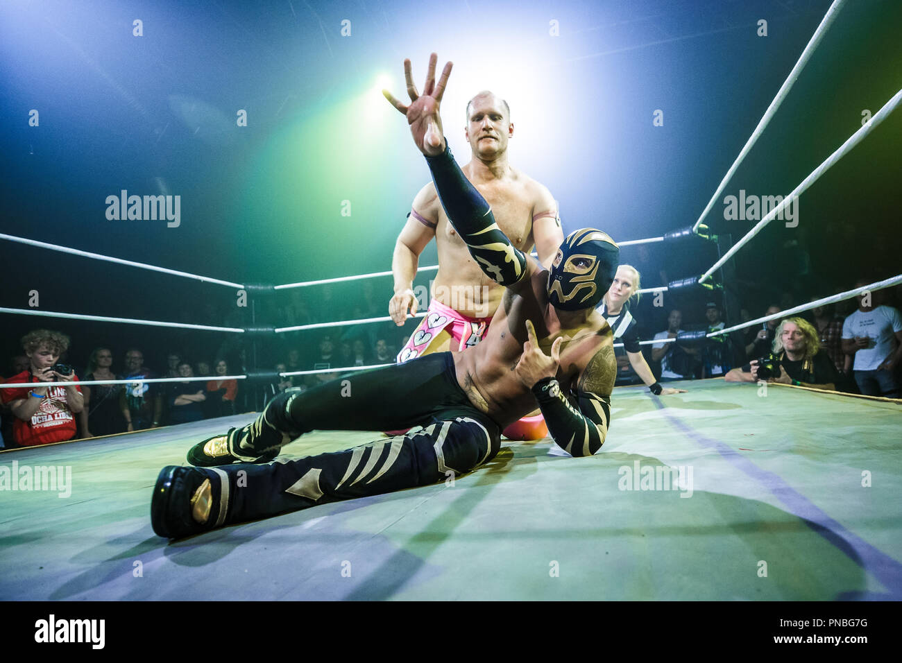 Bodyslam pro wrestling hi-res stock photography and images - Alamy
