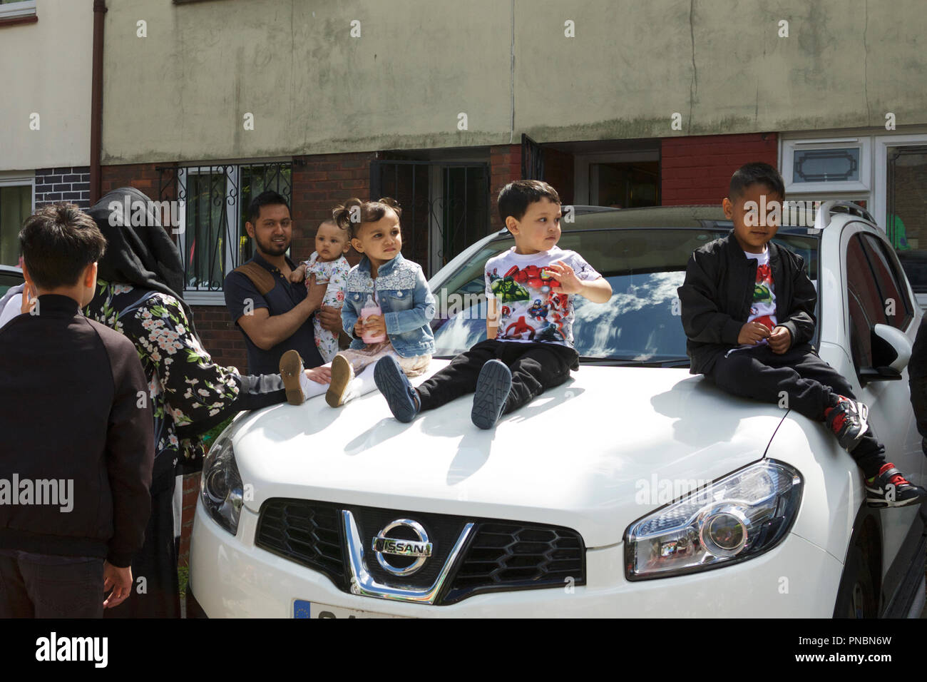 Asian children east London. Ethnic diversity London. Ethnic family ...