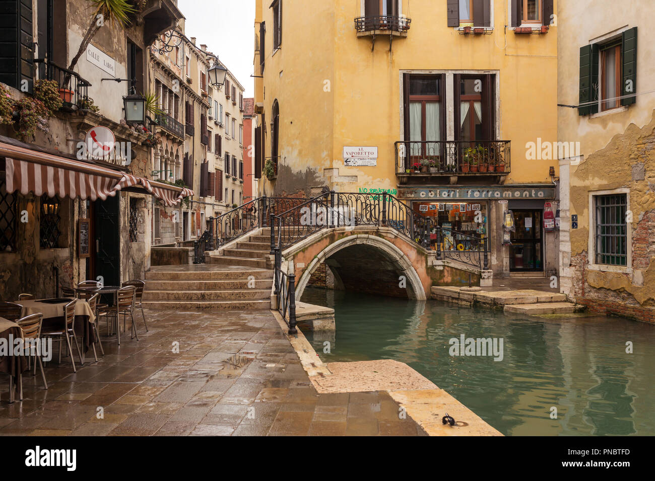 Bridge over canal venetian architecture hi-res stock photography and ...