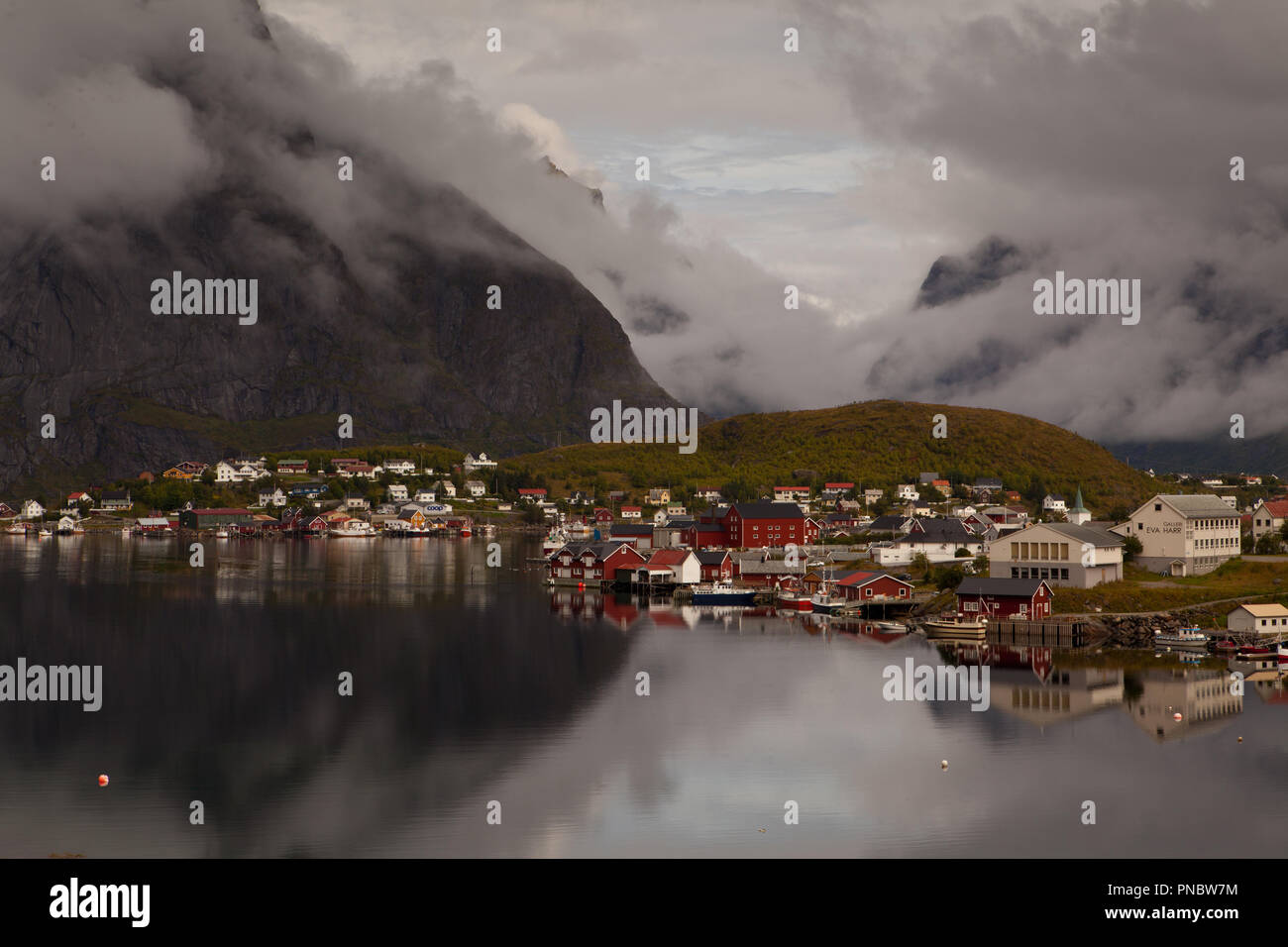 Rundgang durch den Lofoten-Fischerort Reine Stock Photo - Alamy