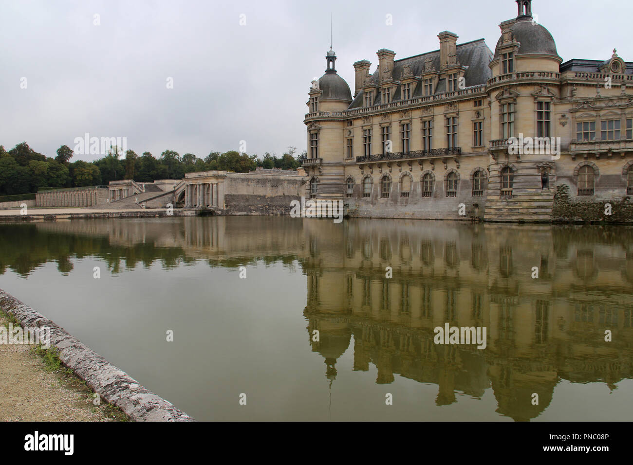 The castle of Chantilly (France Stock Photo - Alamy