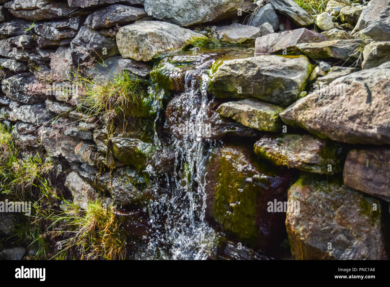 Wall falling water hi-res stock photography and images - Alamy