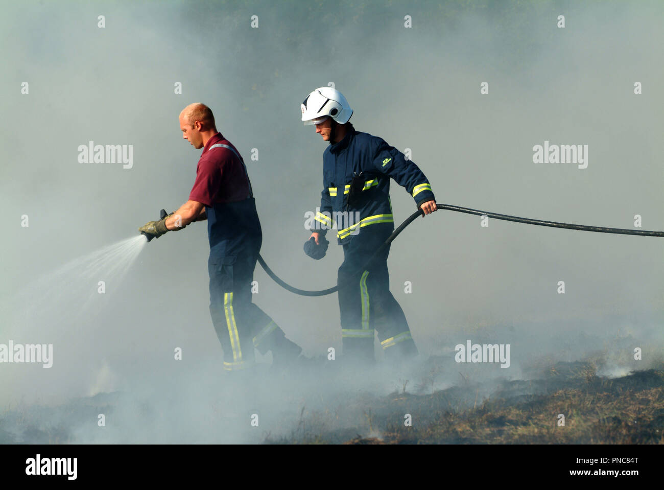 Fireman moorland fire hi-res stock photography and images - Alamy