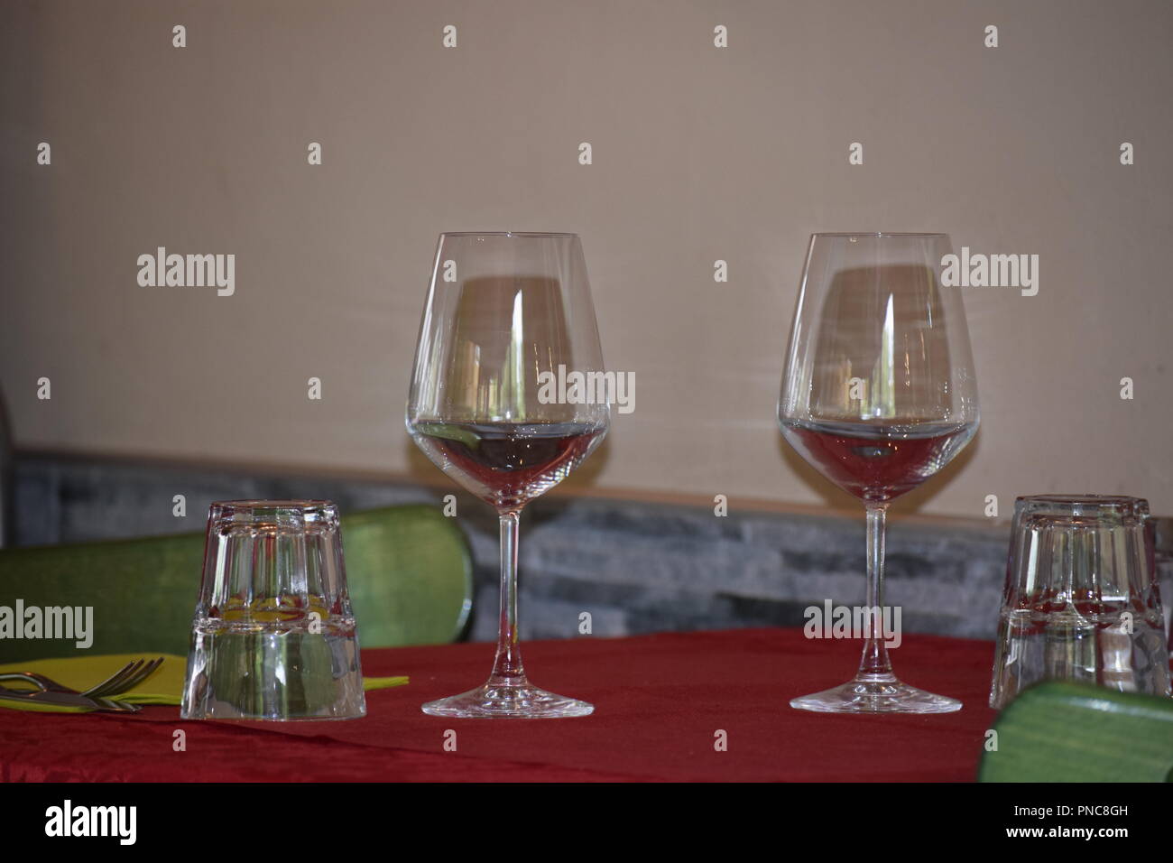 Table setting, anyone for wine Stock Photo - Alamy