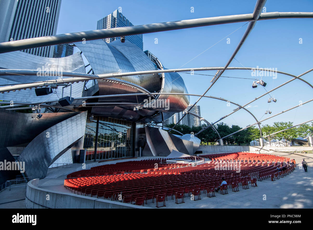 Chicago skyline amphitheater in millennium hi-res stock photography and ...