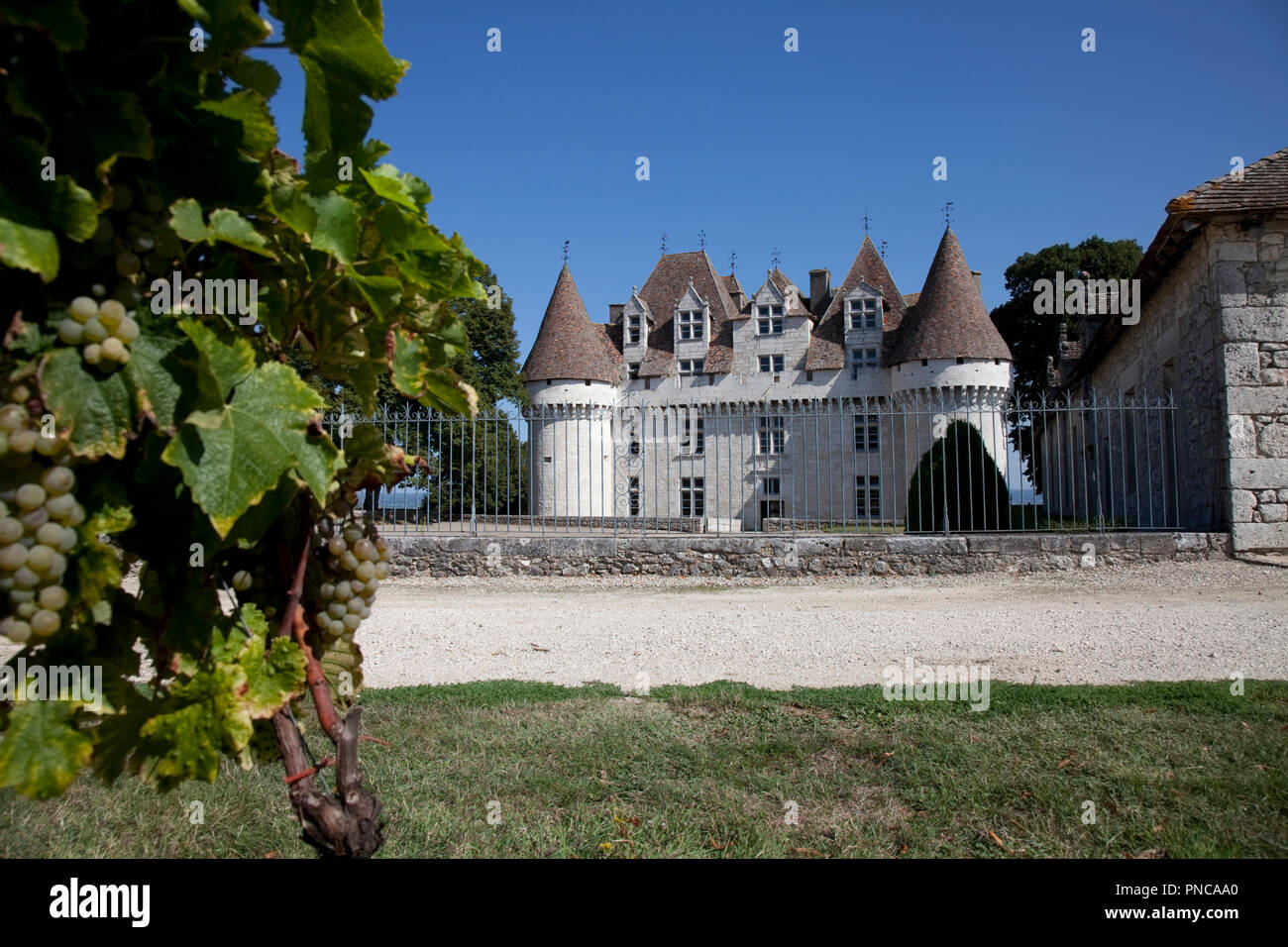 Chateau monbazillac dordogne france vineyards hi-res stock photography ...