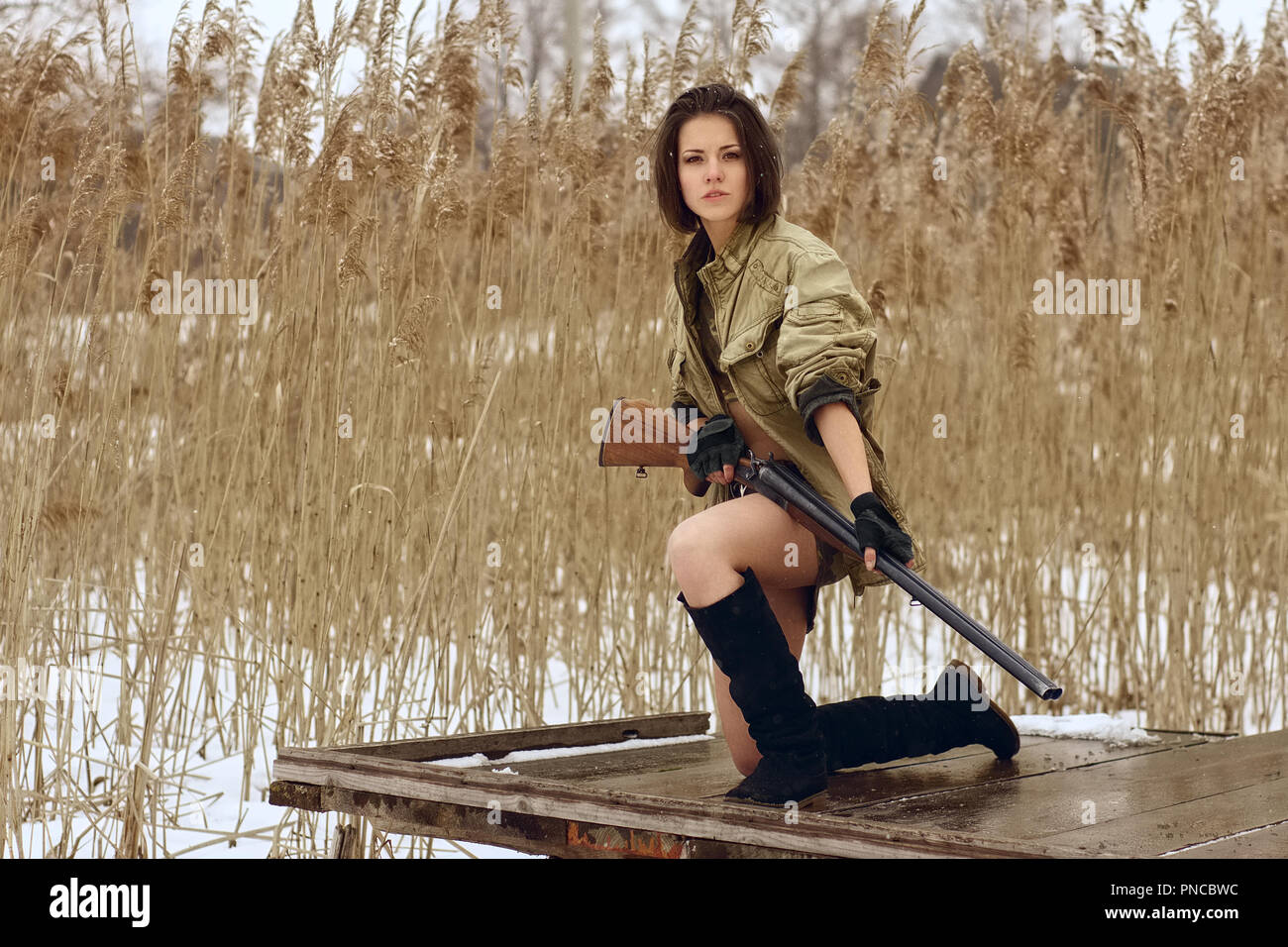 pretty girl holding hunting rifle Stock Photo - Alamy