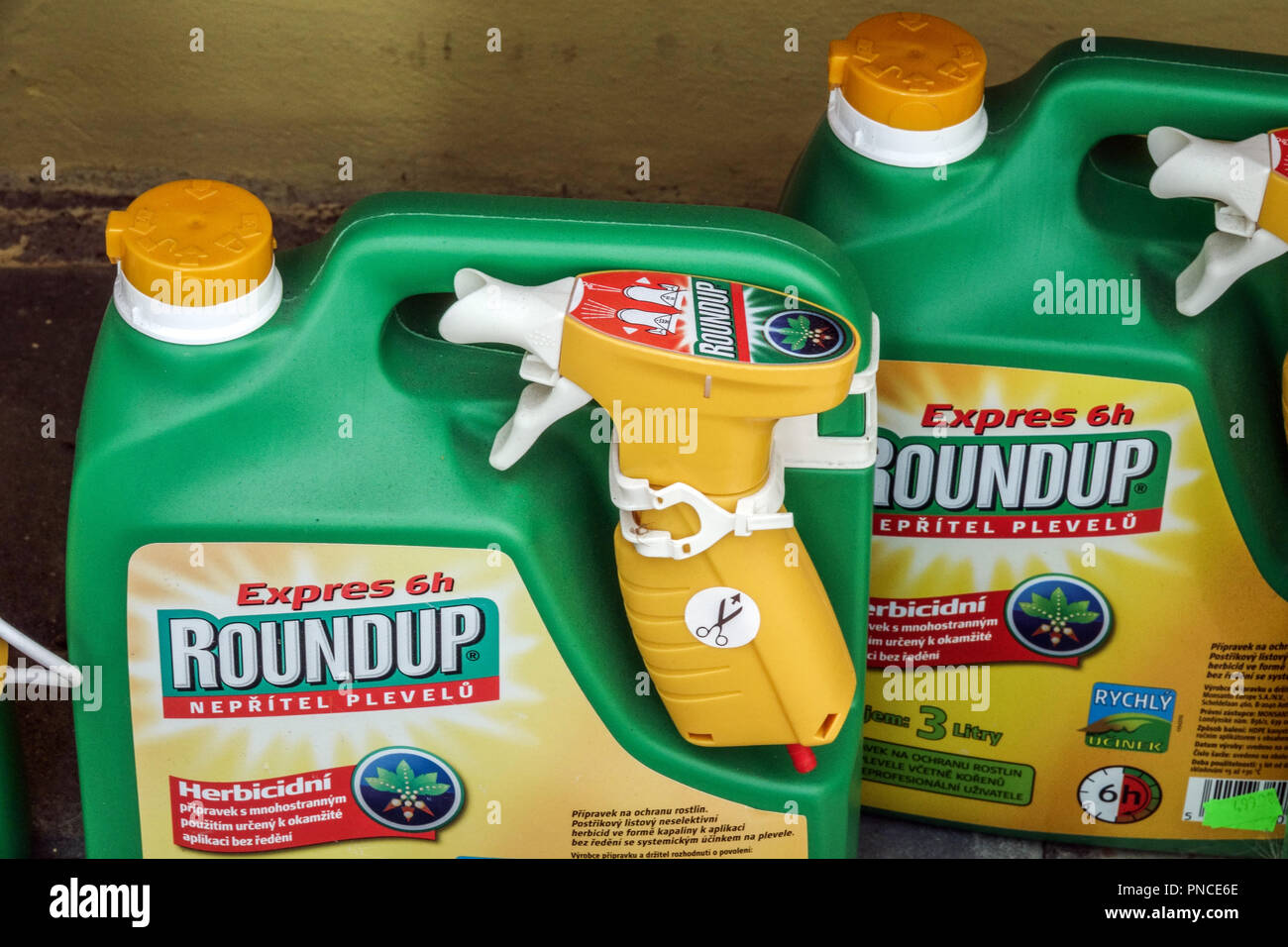 Roundup Weedkiller Spray Bottle in store Herbicide, Chemicals Stock ...
