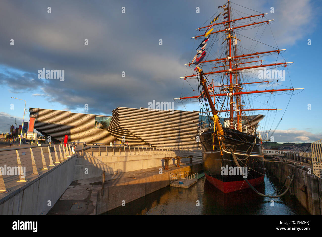 River tay dundee boat hi-res stock photography and images - Alamy