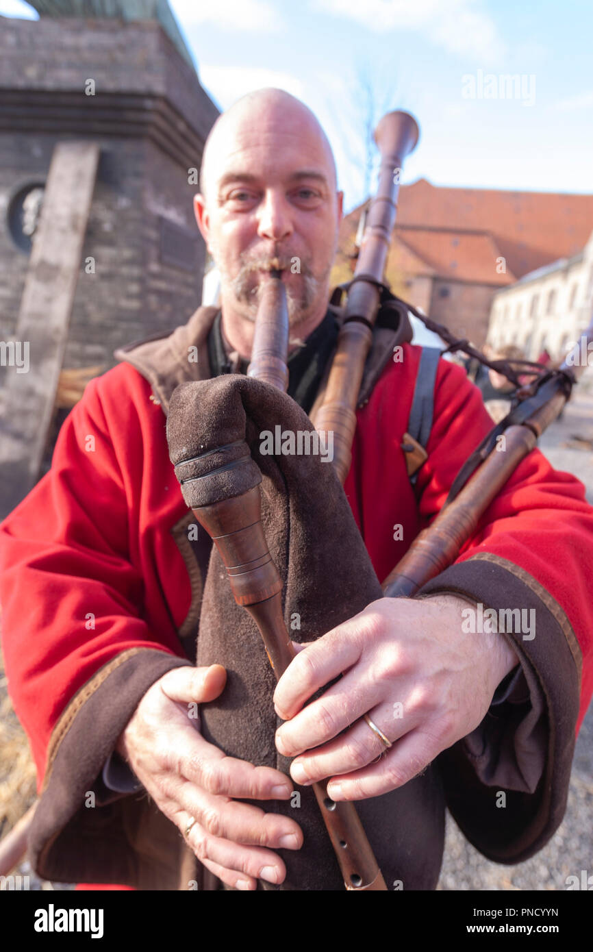 Medieval bagpipes hi-res stock photography and images - Alamy