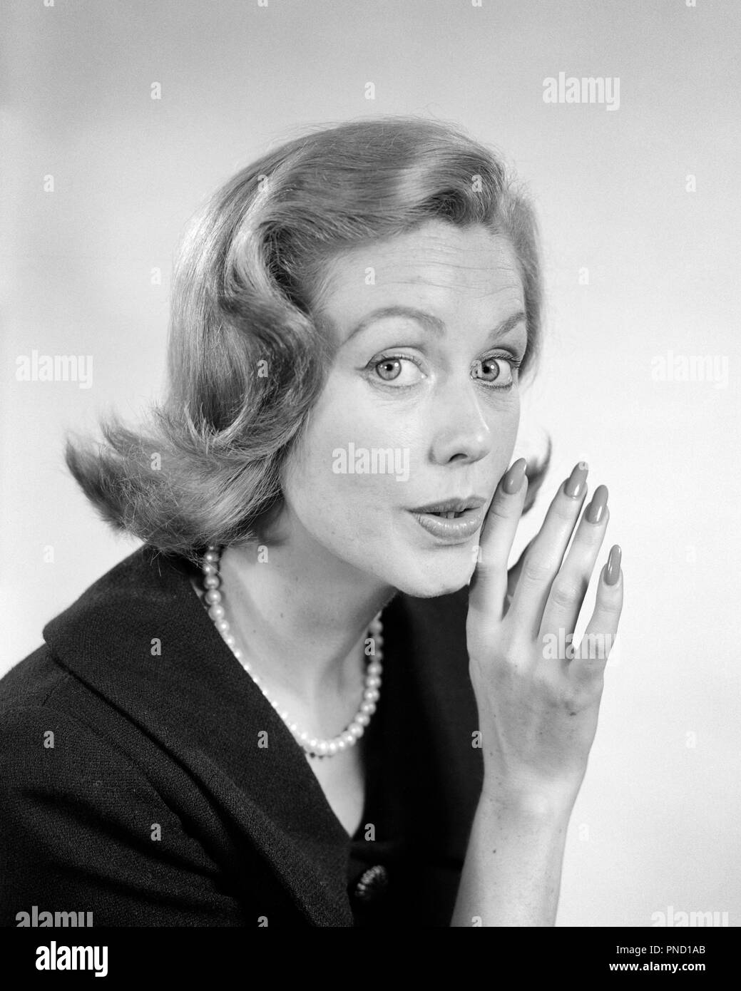 Women gossiping 1950s hi-res stock photography and images - Alamy