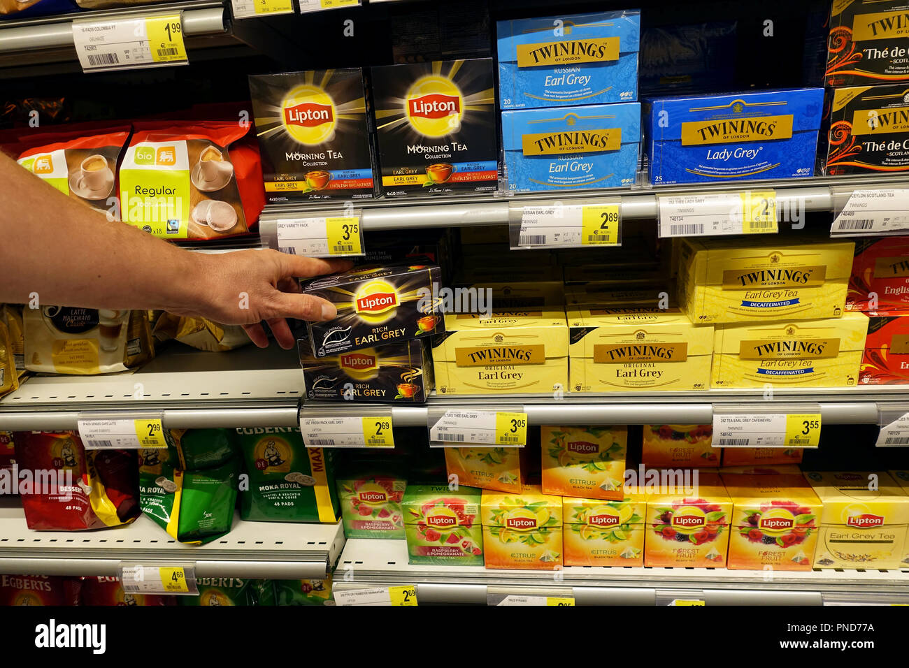 Grocery store shelves tea hi-res stock photography and images - Alamy