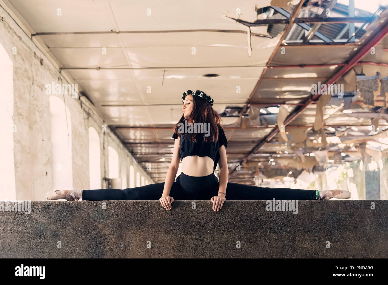 Girl doing splits hi-res stock photography and images - Alamy