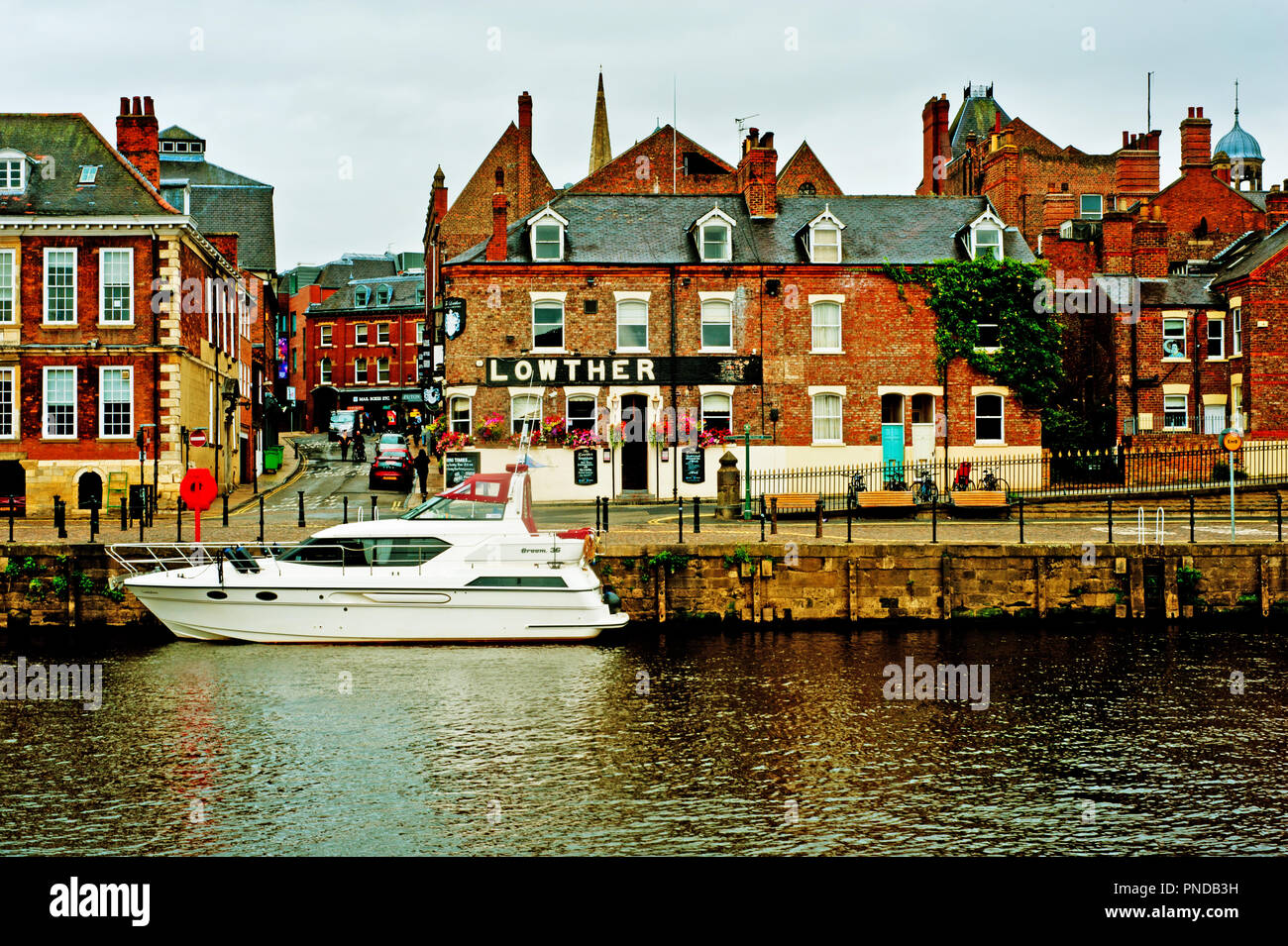 The Lowther Pub and boat on River Ouse, Kings Staithe, York, England ...