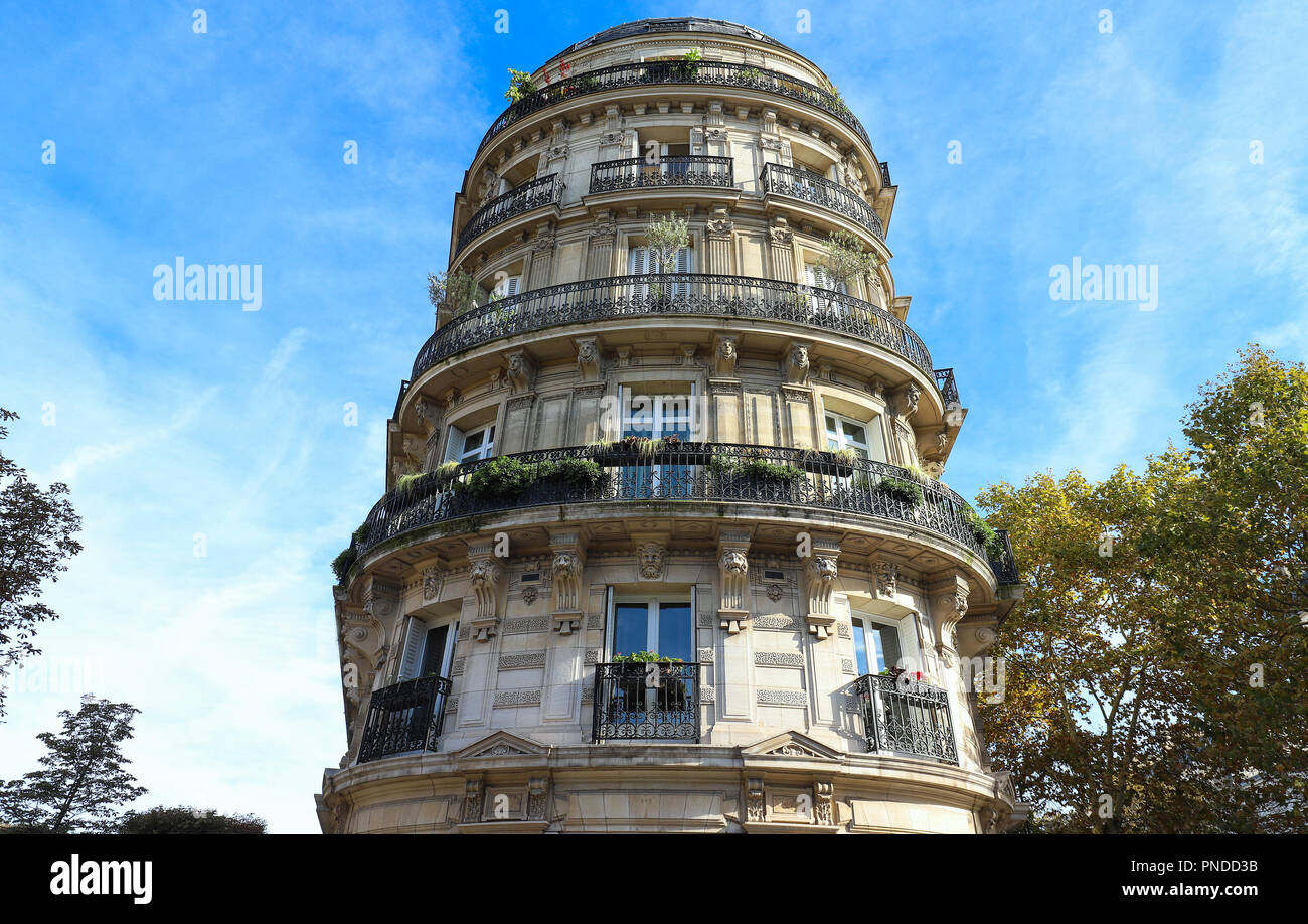 The traditional facade of Parisian building, France Stock Photo - Alamy