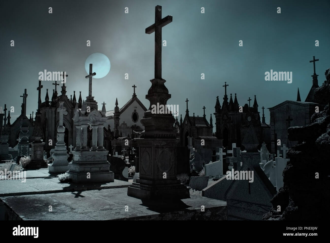 Moonlit cemetery hi-res stock photography and images - Alamy