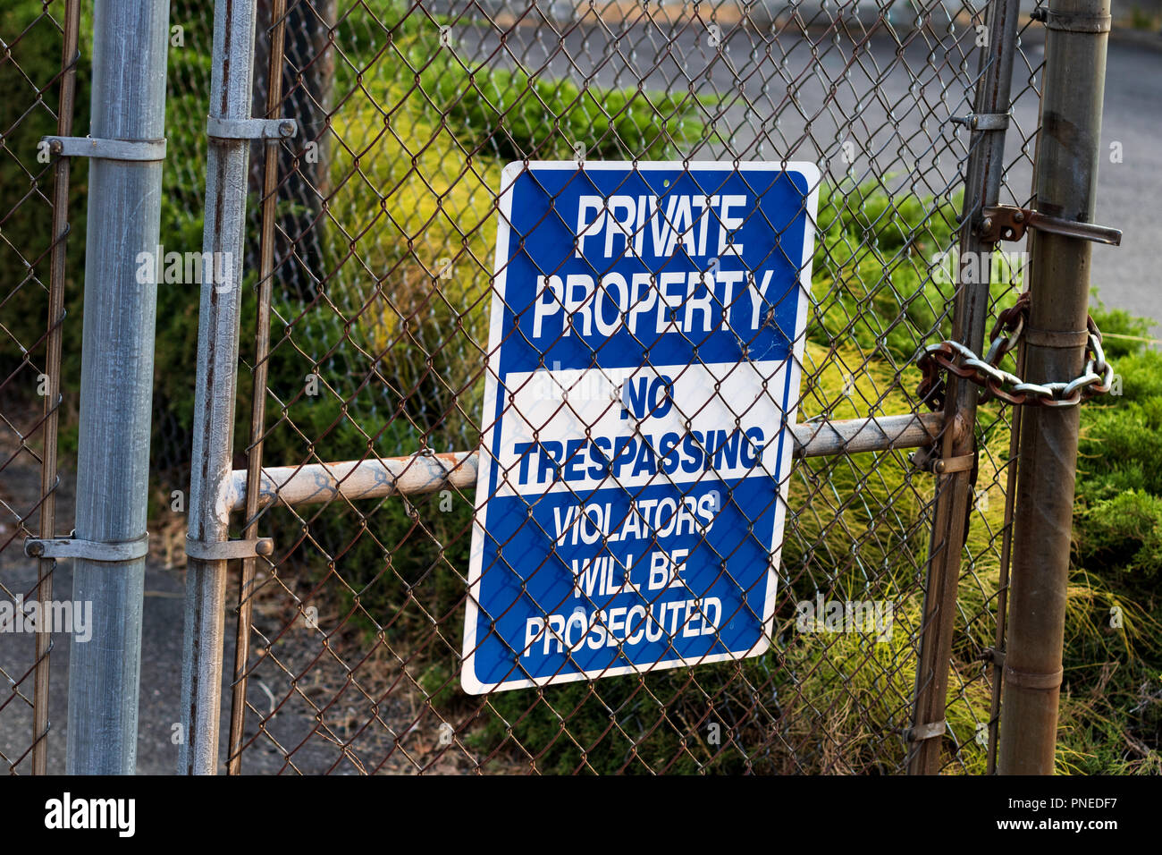 No trespassing sign on chain hi-res stock photography and images - Alamy