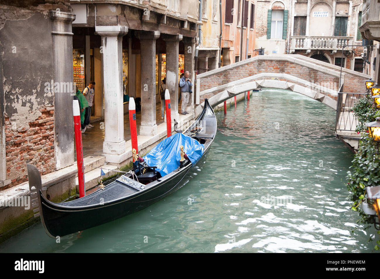 Gondola docked hi-res stock photography and images - Alamy