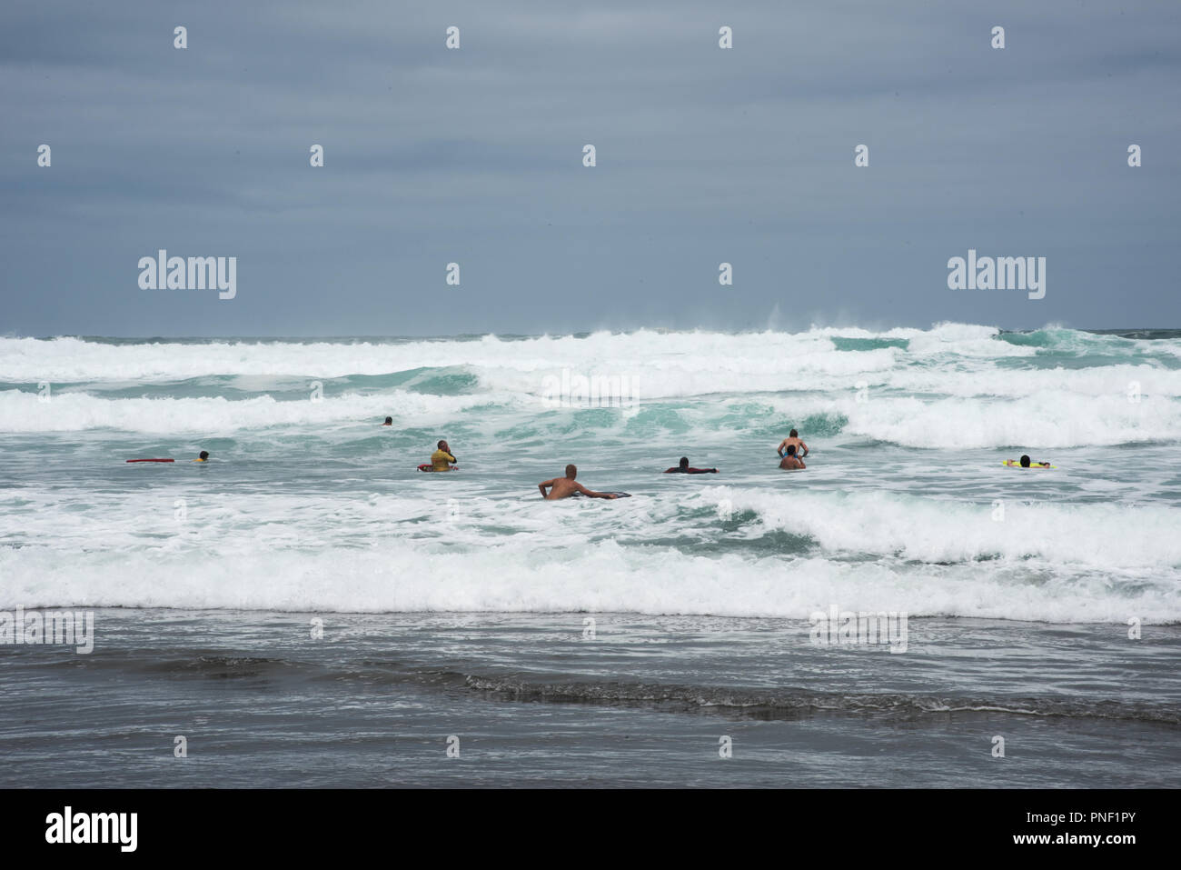Piha Plajında sörf