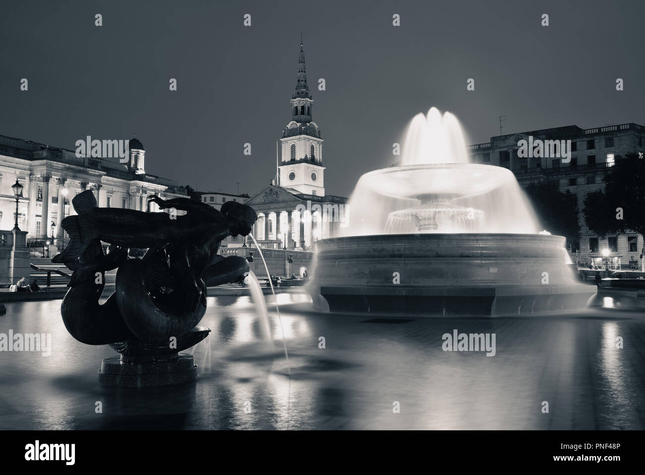 Trafalgar Square at night with fountain and national gallery in London ...