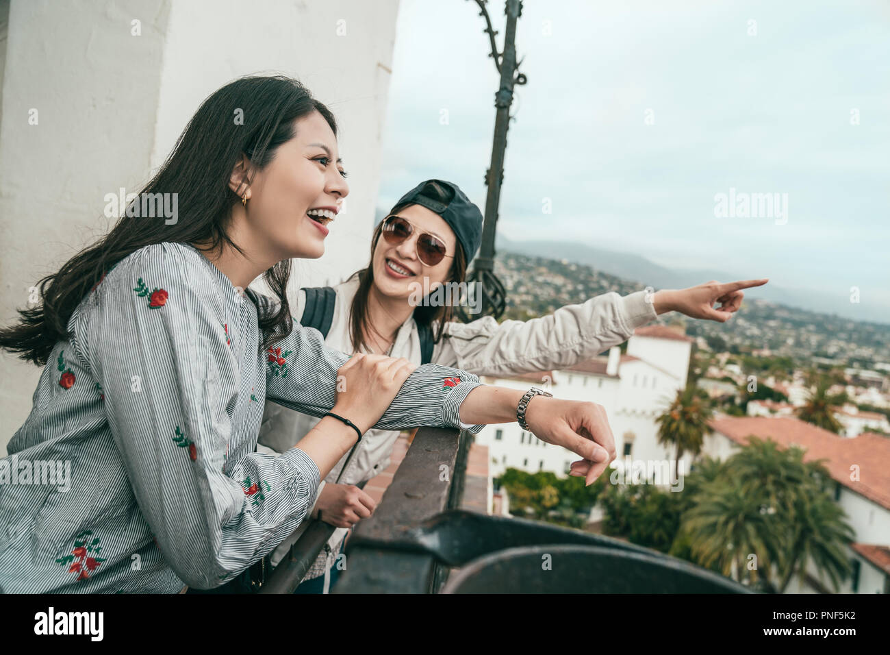 Group of girls laughing pointing hi-res stock photography and images ...