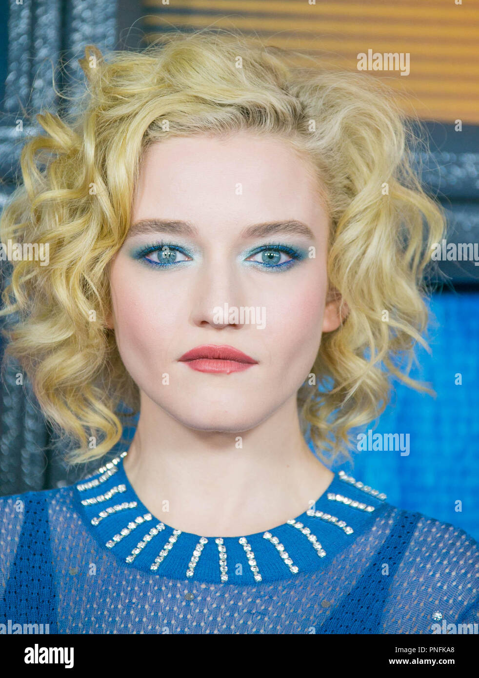 Julia garner red carpet event hi-res stock photography and images - Alamy