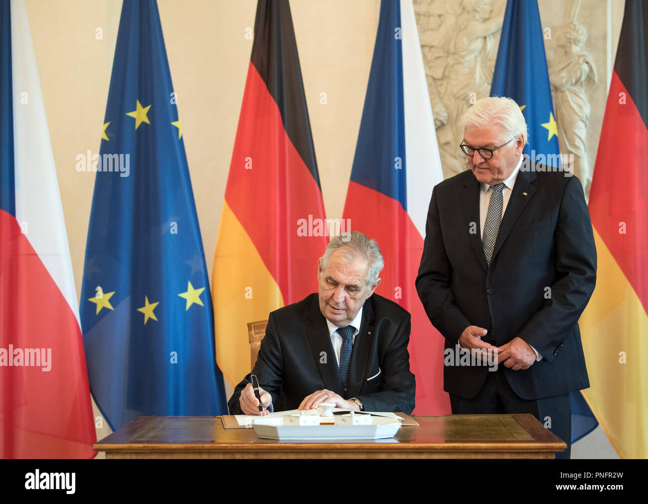 21 September 2018, Berlin: Czech President Milos Zeman (l) enters his ...