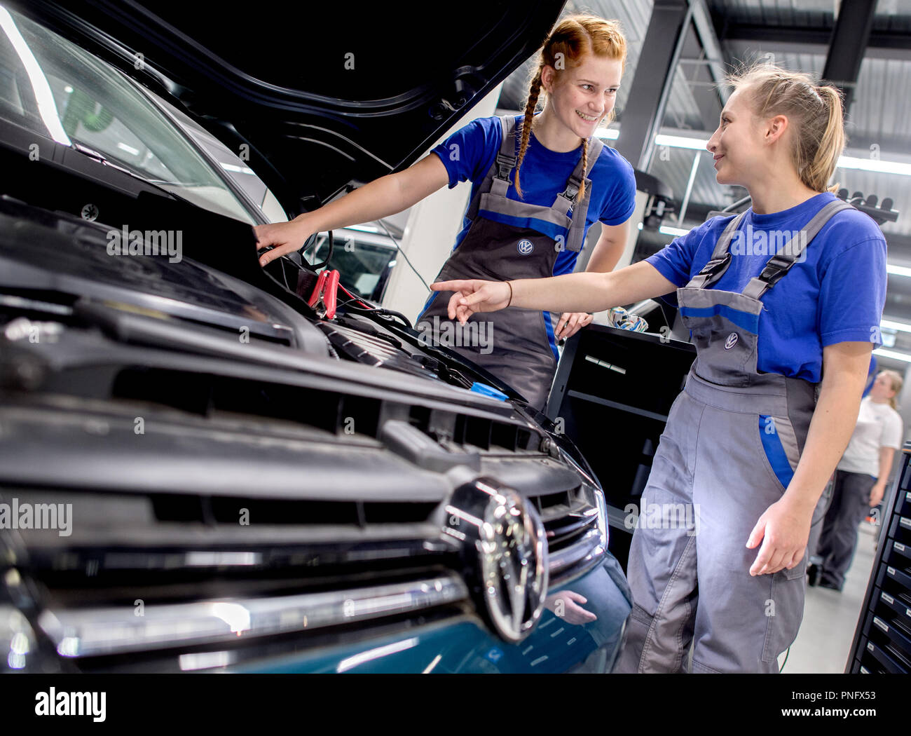 21 September 2018, Lower Saxony, Wolfsburg: Dual student Luisa Wolf (L ...