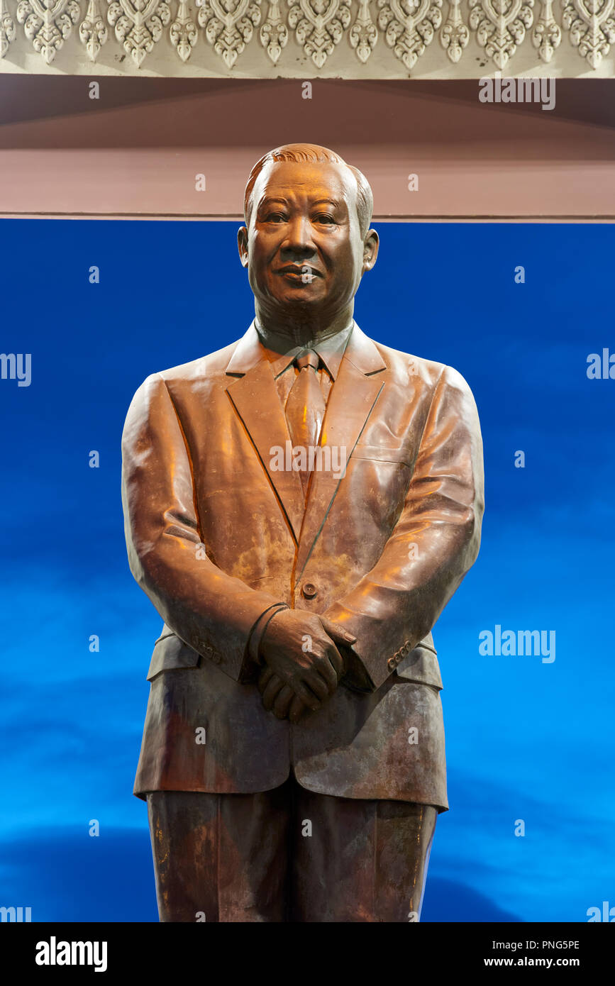 Statue of King Norodom Sihanouk in park in Preach Suramit Boulevard in ...