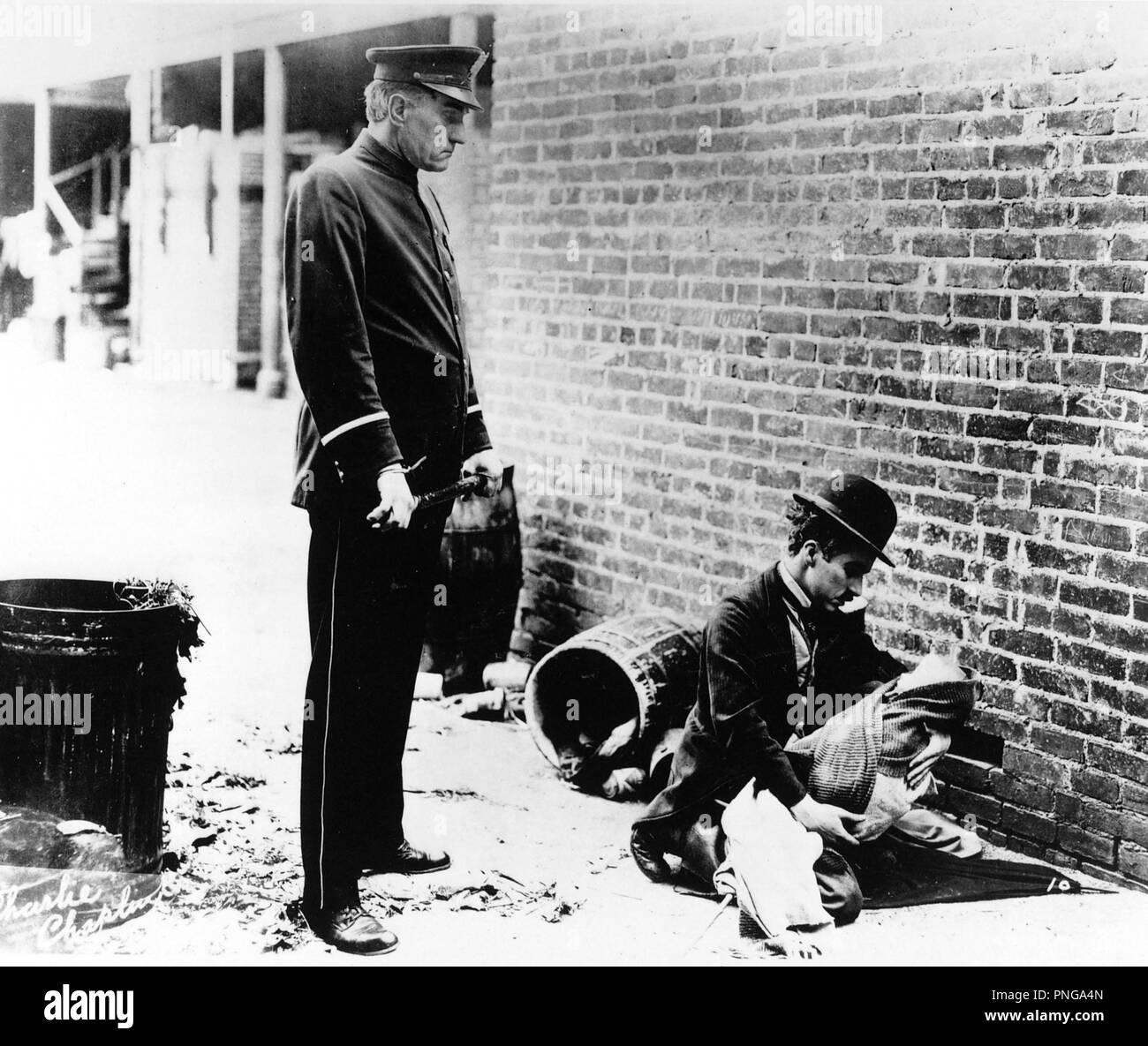 Charlie chaplin the kid (1921) hi-res stock photography and images - Alamy