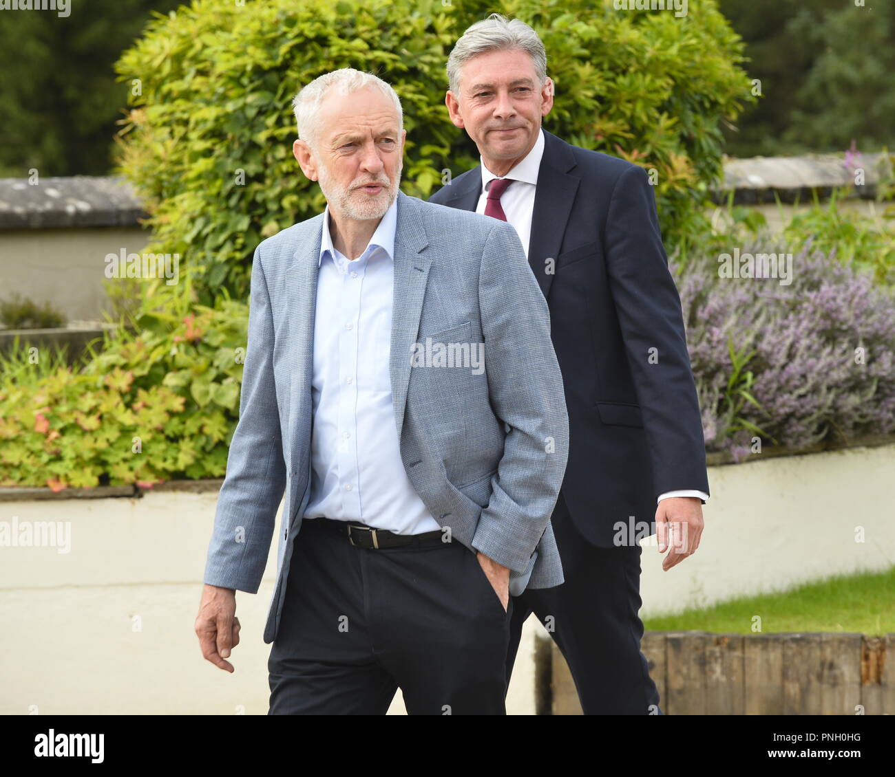 Jeremy Corbyn and Richard Leonard host a photocall with Labour's early ...