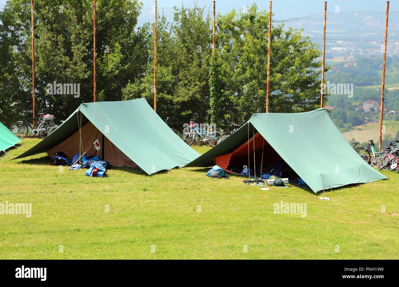 Campers in a field hi-res stock photography and images - Alamy