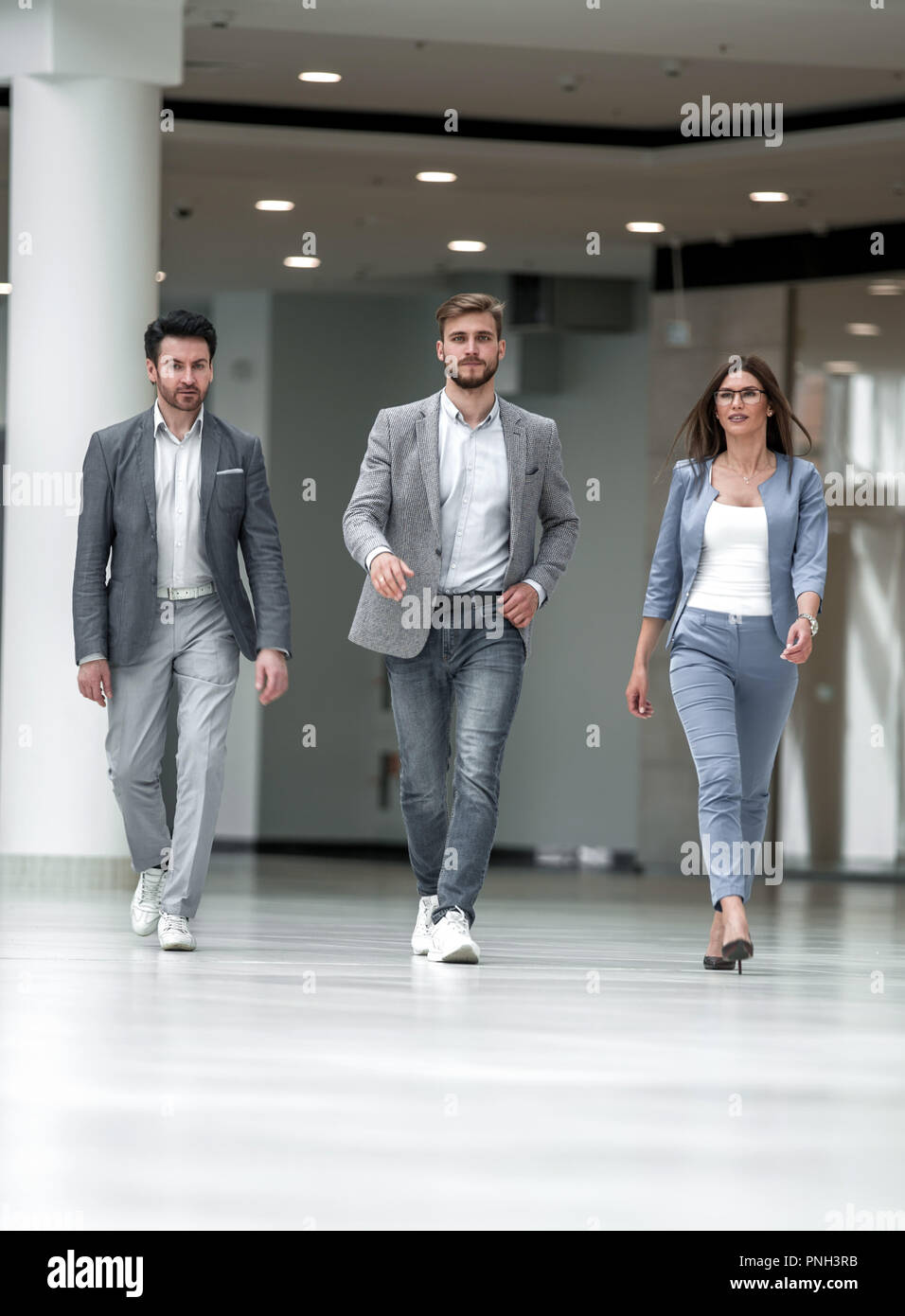 Bank employees at counter hi-res stock photography and images - Alamy