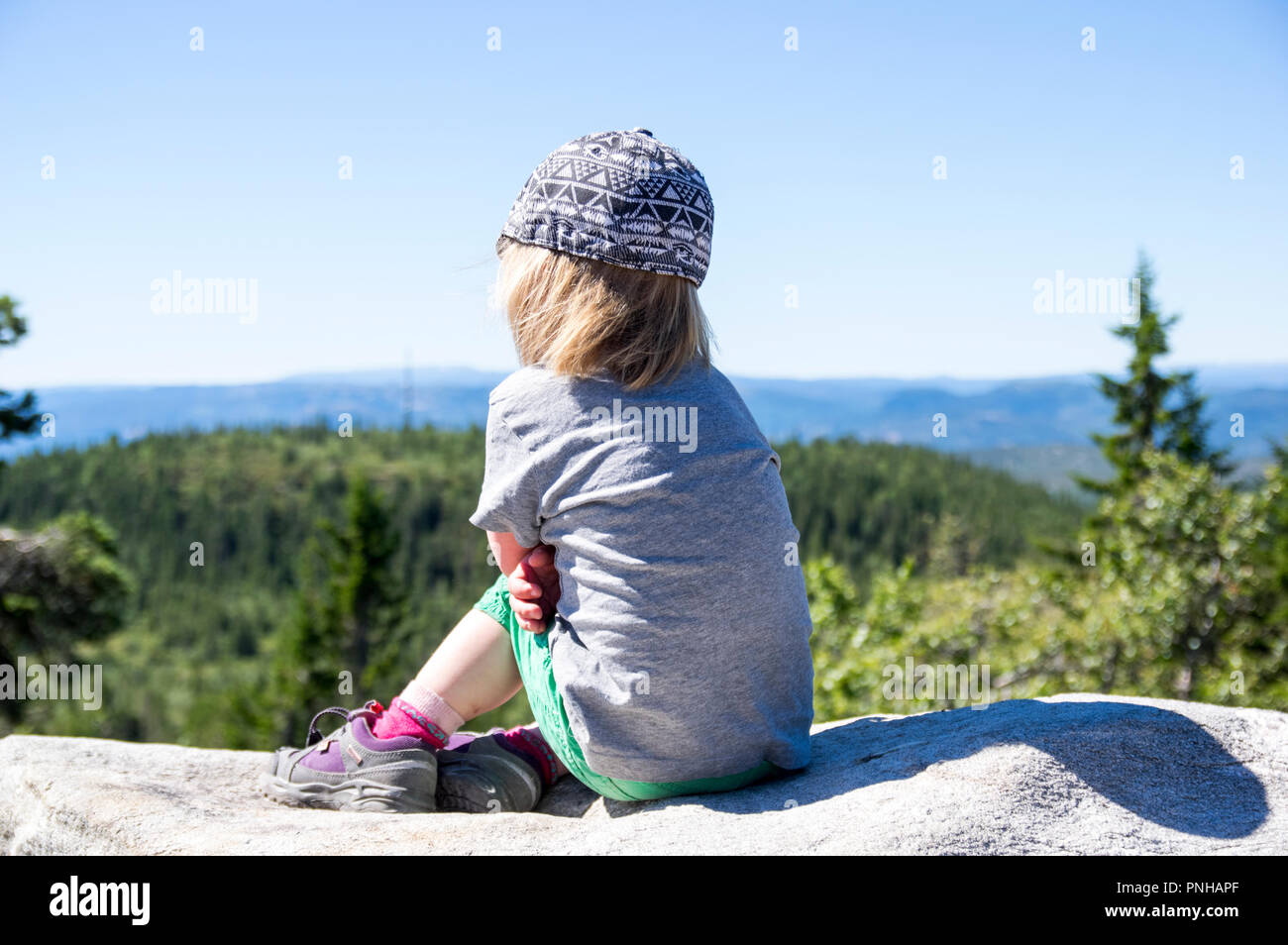 Girl facing away from camera hi-res stock photography and images - Alamy