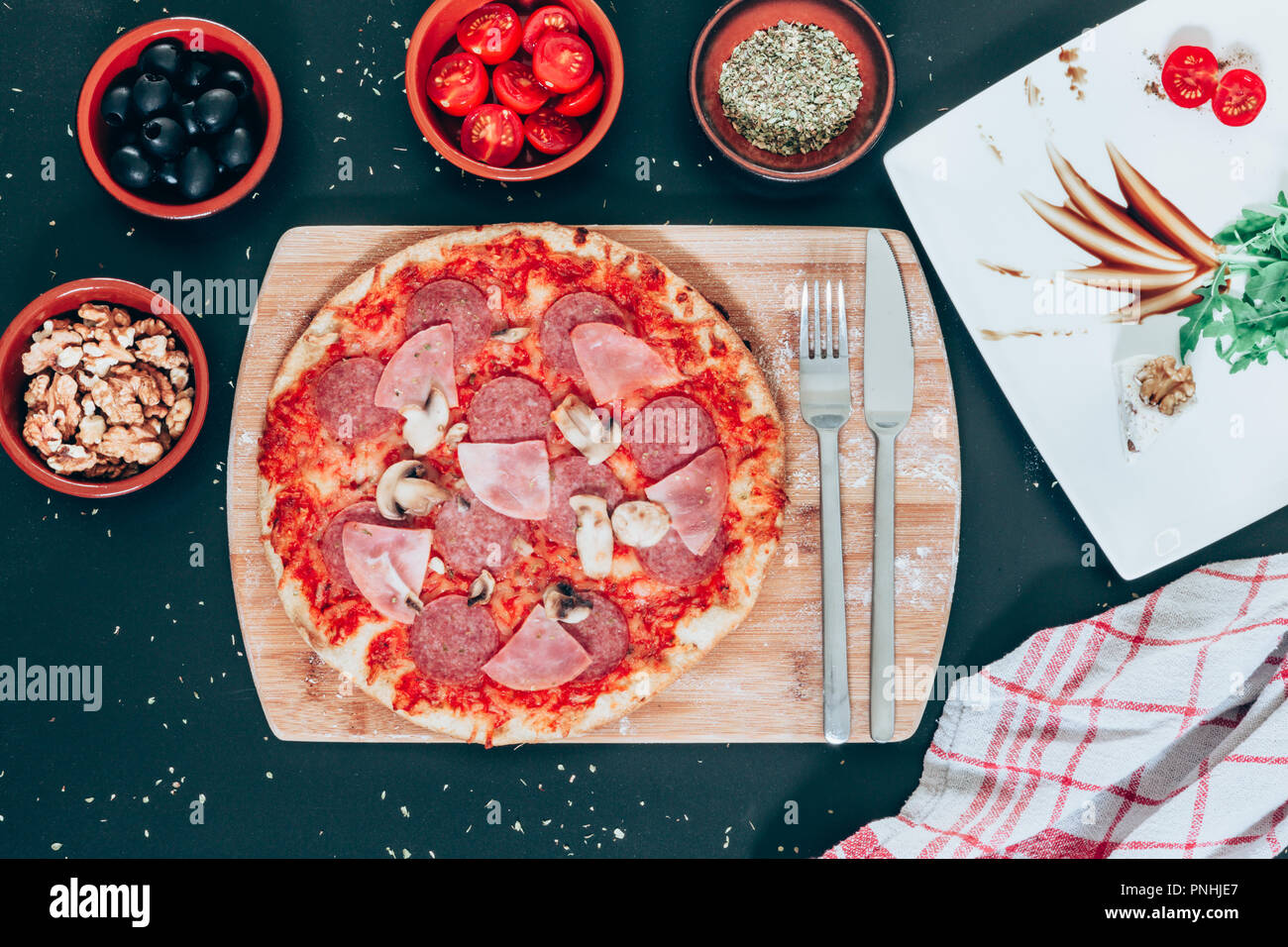 Cooked pizza hi-res stock photography and images - Alamy