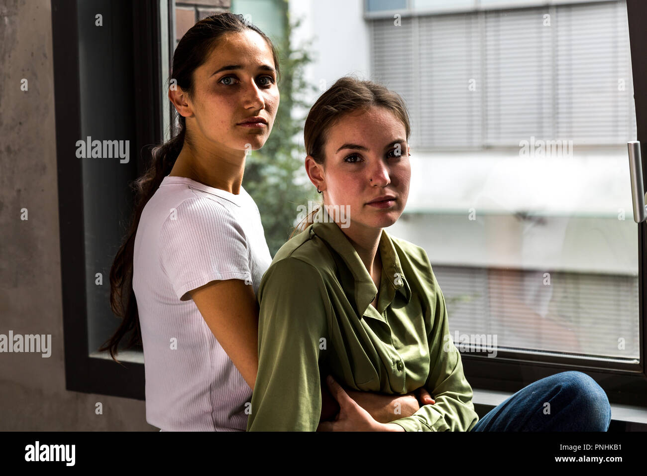 Couple hugging sad hi-res stock photography and images - Alamy