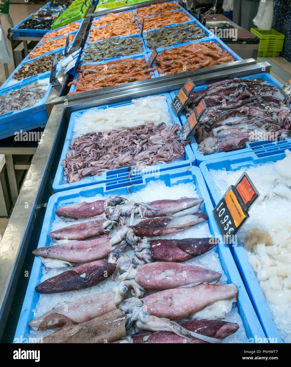 Supermarket fish counter hi-res stock photography and images - Alamy