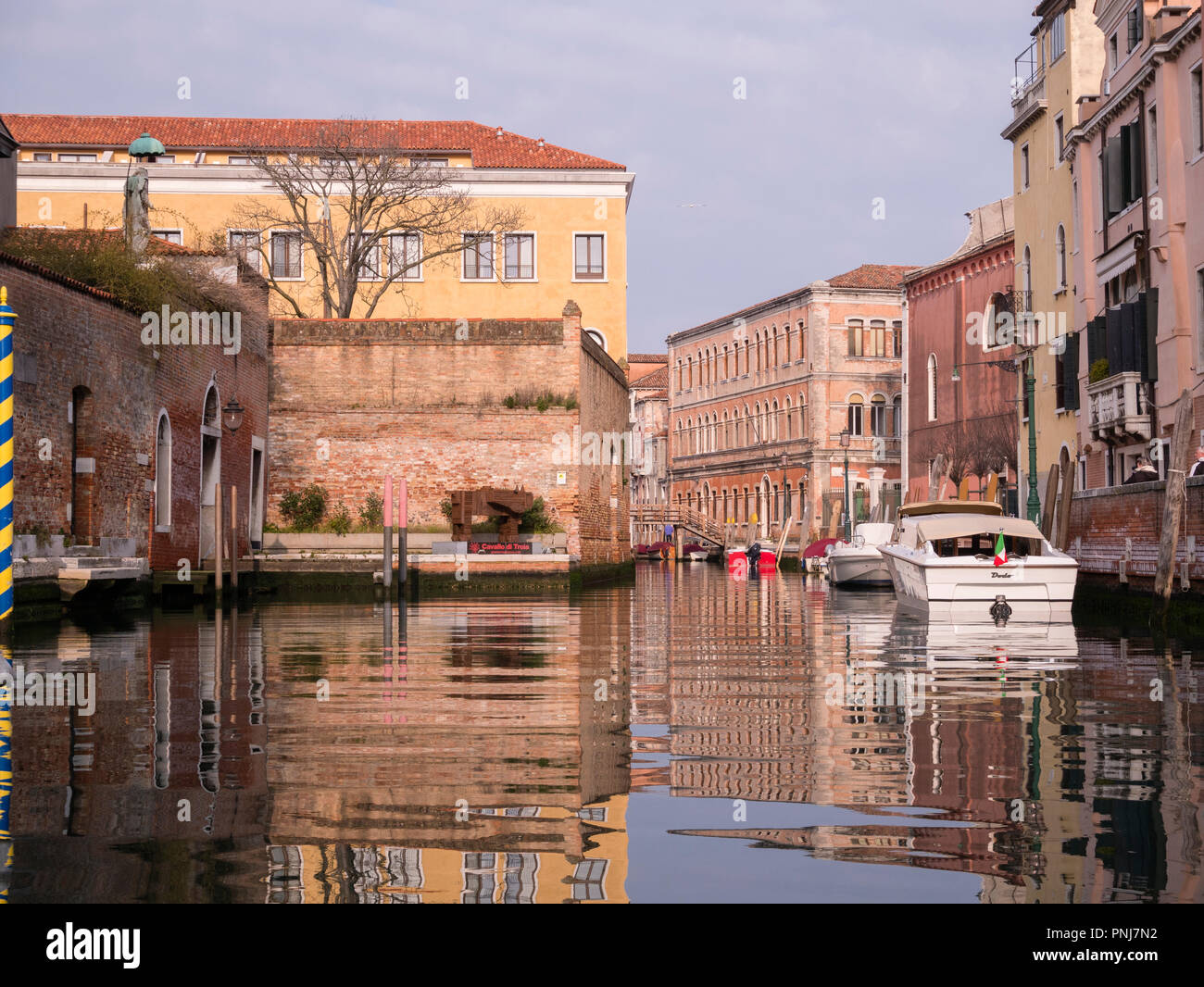 A canal scene hi-res stock photography and images - Alamy