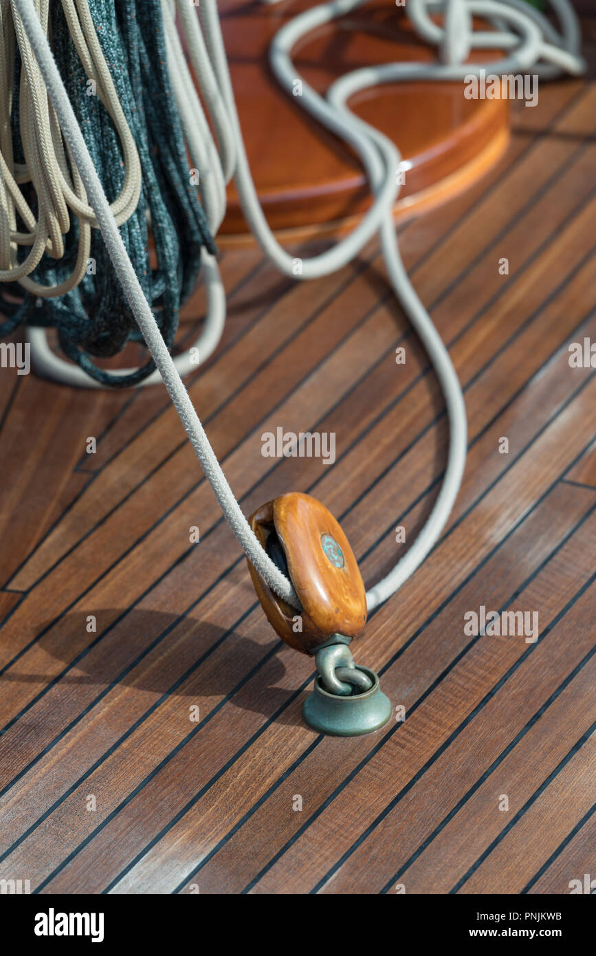 Sailing boat pulley with nautical rope Stock Photo - Alamy