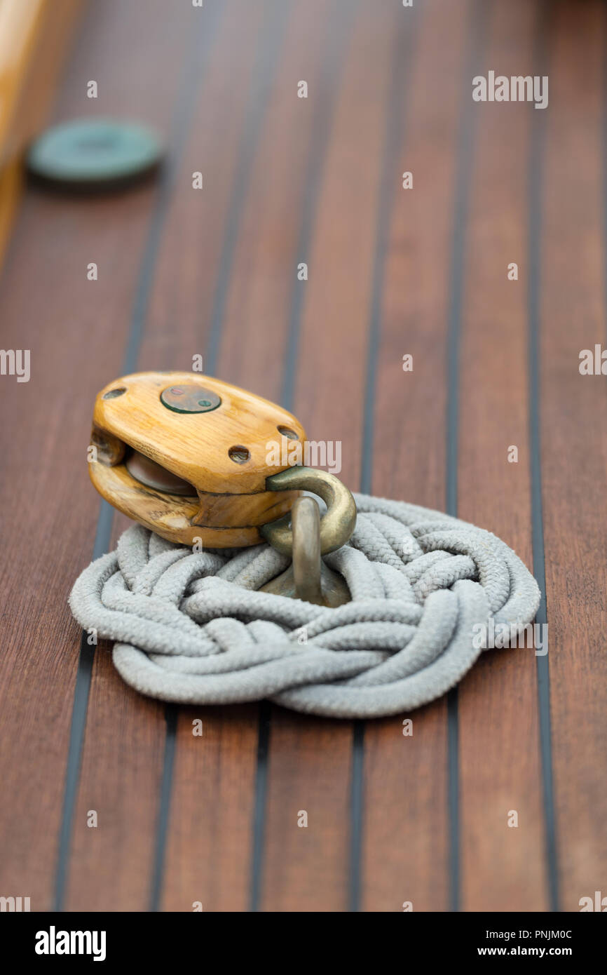 Sailing boat pulley with nautical rope Stock Photo - Alamy