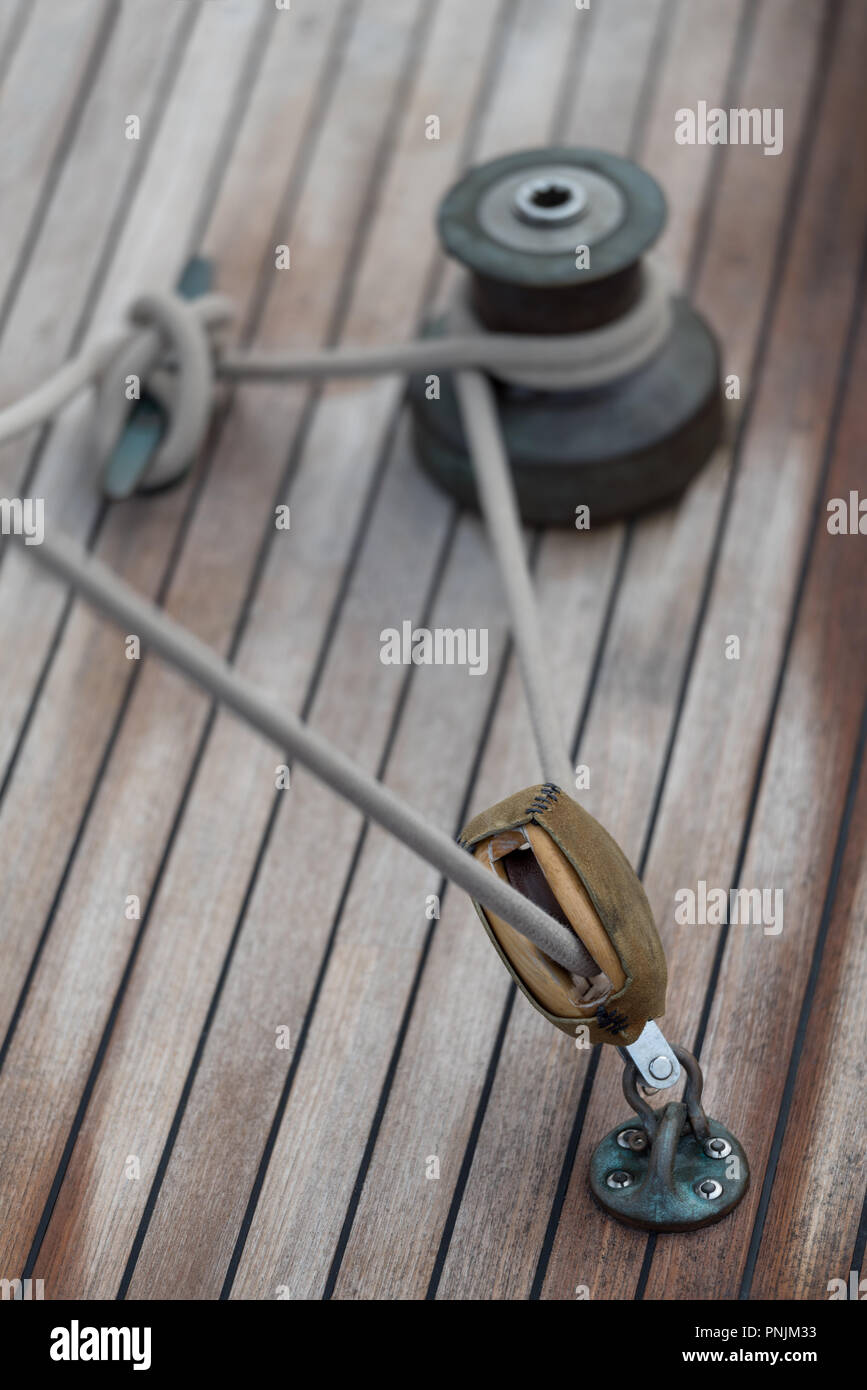 Sailing boat pulley with nautical rope Stock Photo - Alamy