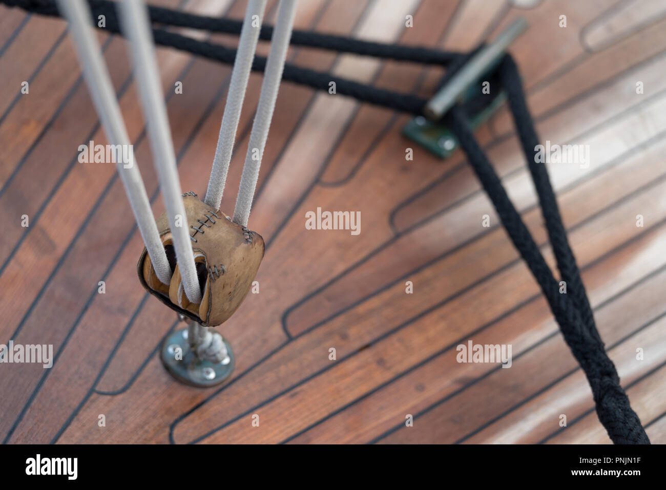 Sailing boat pulley with nautical rope Stock Photo - Alamy