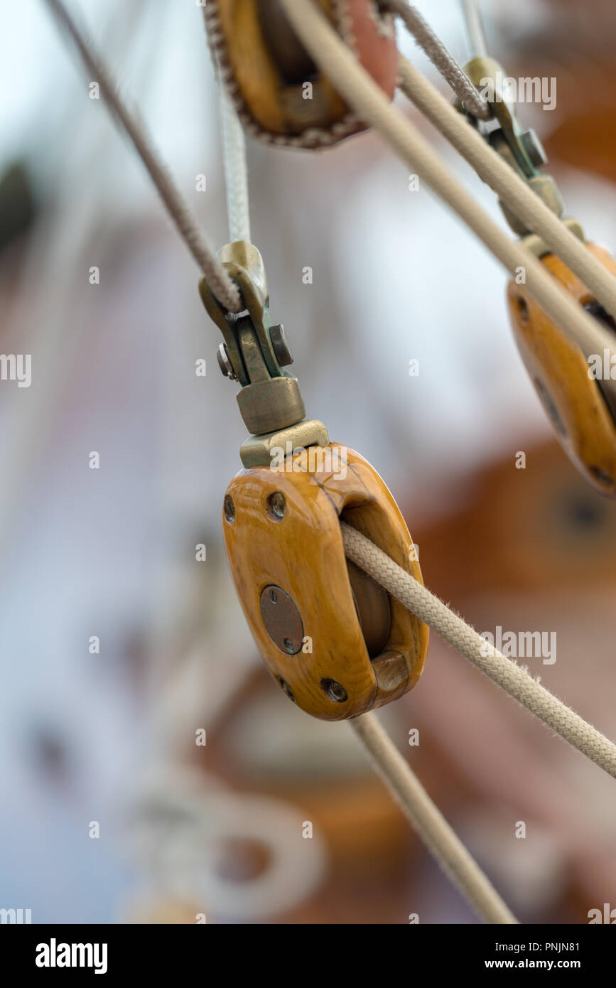 Sailing boat pulley with nautical rope Stock Photo - Alamy