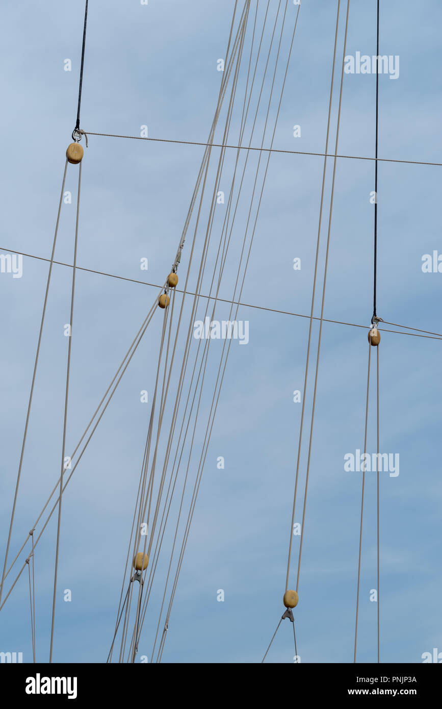 Boat ropes and pulleys hi-res stock photography and images - Alamy