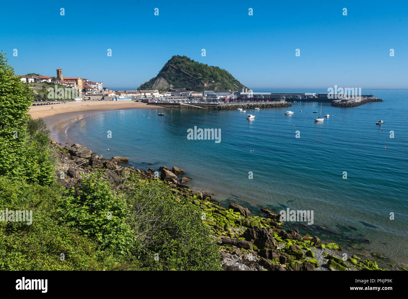 Getaria harbour and beach Stock Photo - Alamy