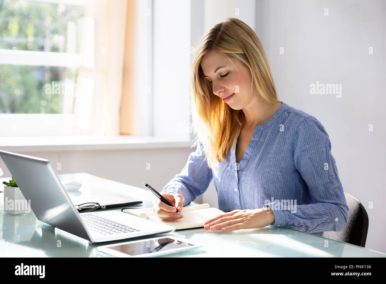 Writer at desk hi-res stock photography and images - Alamy