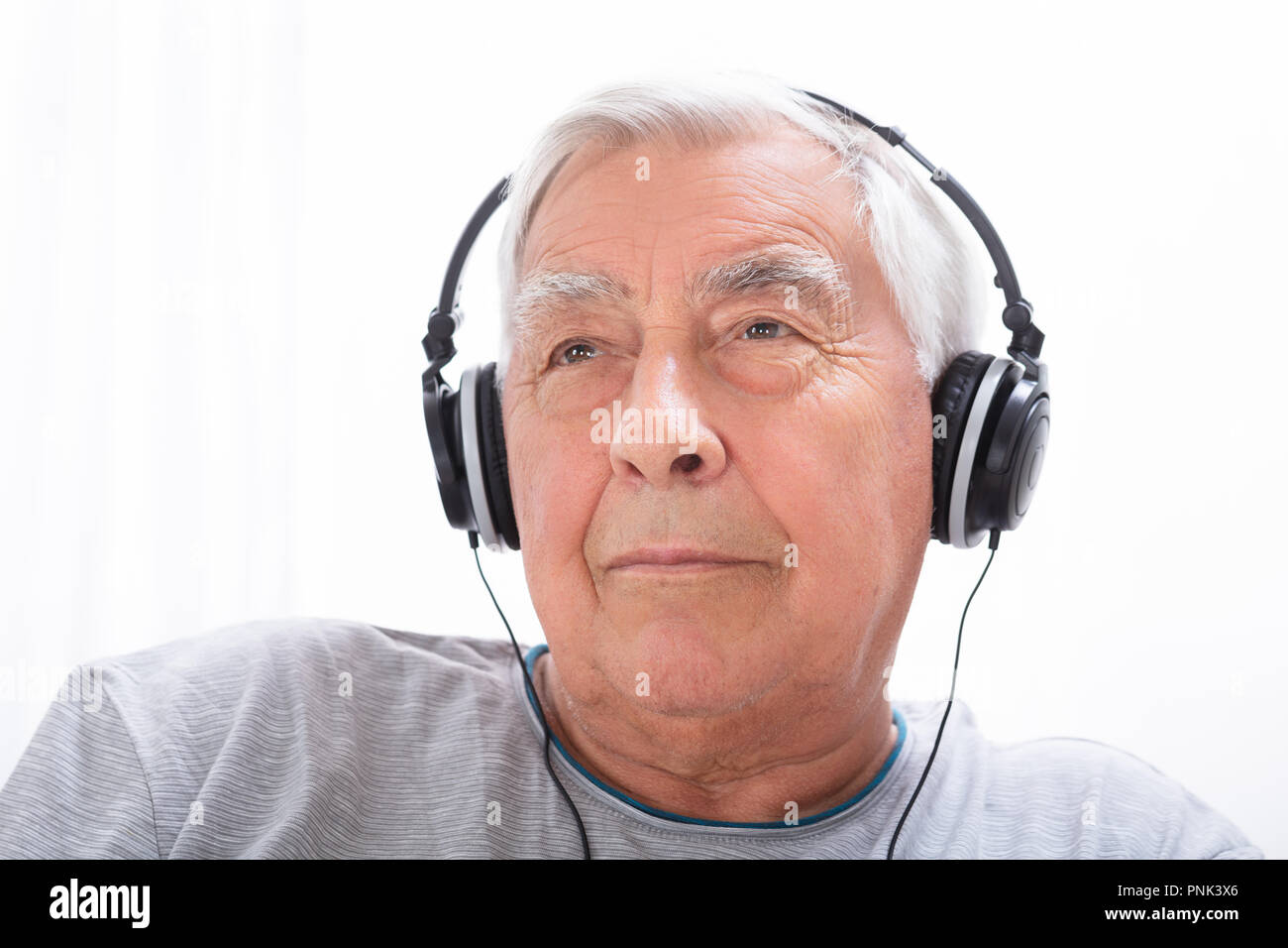 Old people listening music hi-res stock photography and images - Alamy
